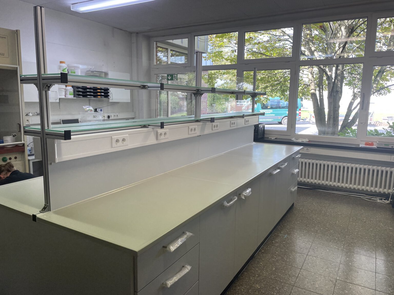 Labortische kaufen » Jetzt Labortisch individuell gestalten!