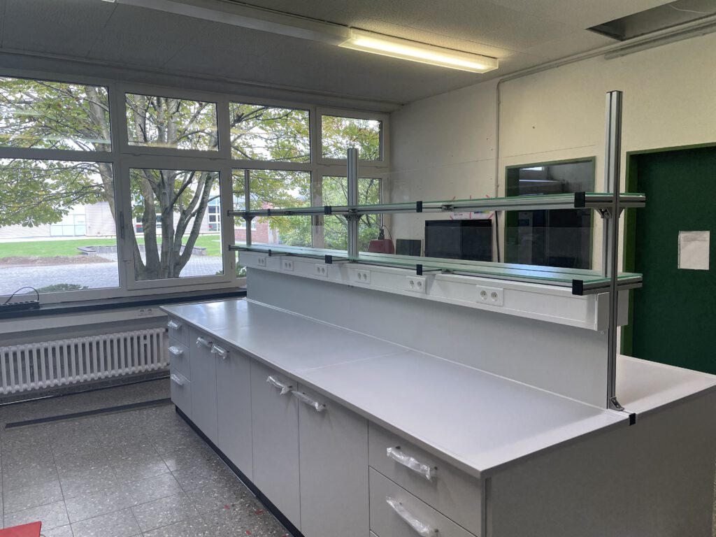 Labortische kaufen » Jetzt Labortisch individuell gestalten!