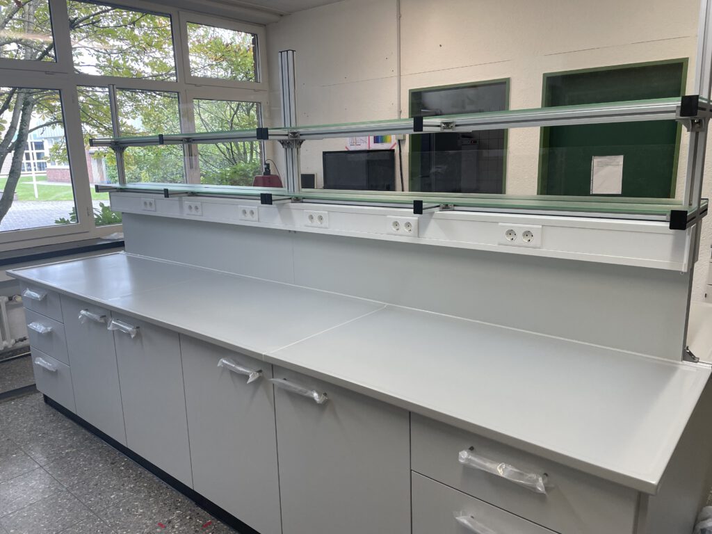 Labortische kaufen » Jetzt Labortisch individuell gestalten!