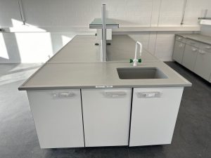 Labortische kaufen » Jetzt Labortisch individuell gestalten!